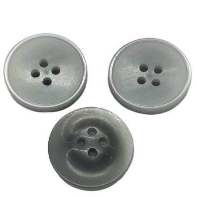 Cina I bottoni di plastica 4-Holes di colore del ODM di immaginazione d'argento della resina in 26L usano per la camicia del cappotto in vendita