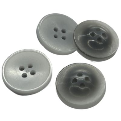 Cina I bottoni di plastica 4-Holes di colore del ODM di immaginazione d'argento della resina in 26L usano per la camicia del cappotto in vendita