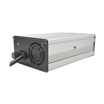 Cina Caricatore 12V 8A della batteria al piombo con tecnologia caricantesi veloce in vendita
