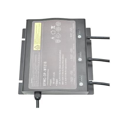China Carregador automático de baterias de lítio de 12 V 10 A 3 bancos, impermeável, para transporte de mercadorias por barco no porto à venda