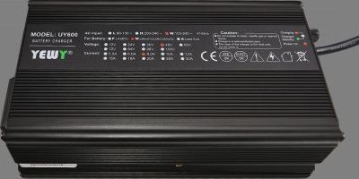 China Aluminium legering motorfietsbatterijoplader 12v 24v Uitgang LED-display voor veiligheid en efficiëntie Te koop