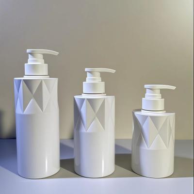 Cina Bottiglia cosmetica in PET a forma di vetro con pompa a pressione e logo personalizzato, MOQ 5000 pezzi, consegna in 15-35 giorni in vendita