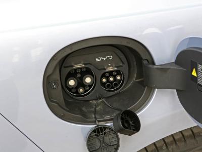 Cina 2025 BYD EV Car Seal AWD Performance Long Range 600KM Fast Charging Electric Car Quattro ruote motrici Veicolo elettrico con tetto solare in vendita