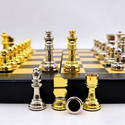 China Luxury Foldable Chess Set with Lightweight Aluminum Alloy Pieces and High-Quality Wooden Board for sale
