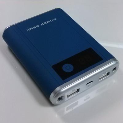 中国 8800 Mah 18650 のバッテリーの充電ライン充満回路が付いている青い携帯用力銀行 販売のため
