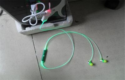 Cina Trasduttore auricolare di illuminazione del LED con il cavo del caricatore di USB per il cellulare/cellulare/MP3 4 in vendita