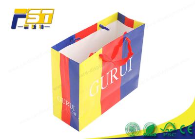 Cina Lo SGS ha personalizzato la superficie UV del rivestimento riciclata logo del sacco di carta per l'imballaggio dell'abbigliamento in vendita
