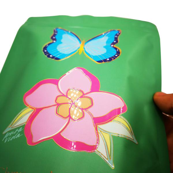 Luxury Design Glossy Spout UV Printed Custom Resealable Pouches With Zipper For Cosmetics Packaging