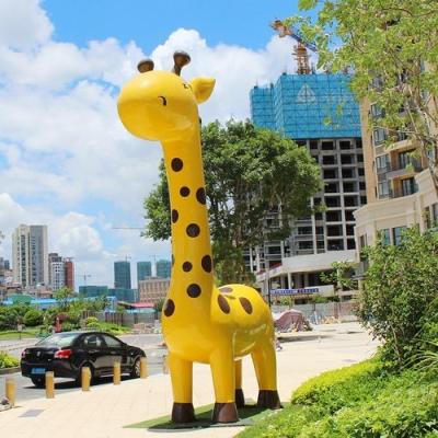 China Outdoor Resin Giraffe Sculpture Cartoon Animal Sculpture Customized for sale