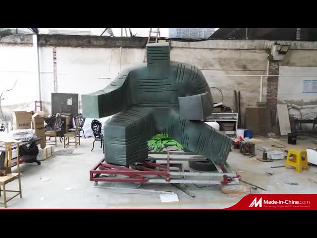 青銅色の抽象彫刻は取付けられていた