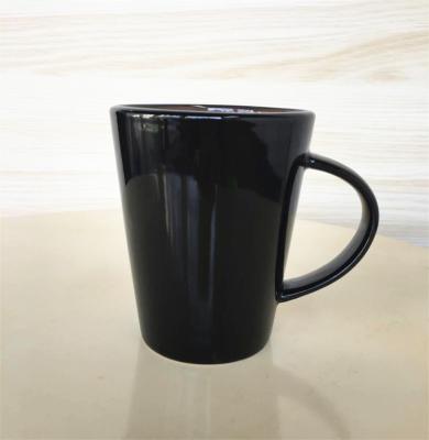 China 16 Mokken van de de V-vorm Ceramische Grote Koffie van oz Zwarte Verglaasde Te koop