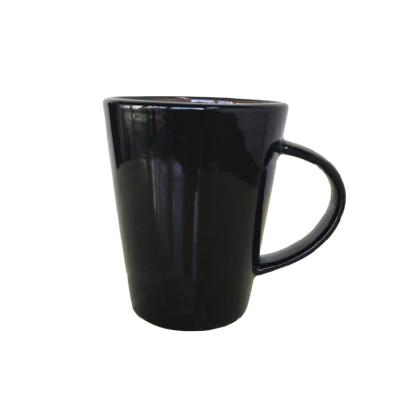 中国 16のozの黒によって艶をかけられるV-Shapeの陶磁器の大きいコーヒー・マグ 販売のため