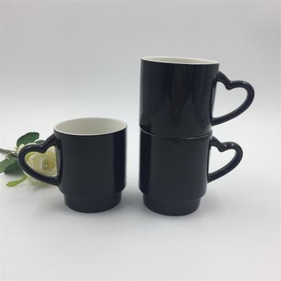 China het Drinken van 12Oz 340ml Wit en Zwart Ceramisch Mokkenhart Gevormd Handvat Te koop