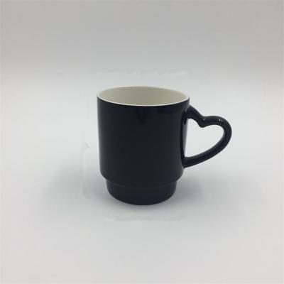 China het Drinken van 12Oz 340ml Wit en Zwart Ceramisch Mokkenhart Gevormd Handvat Te koop