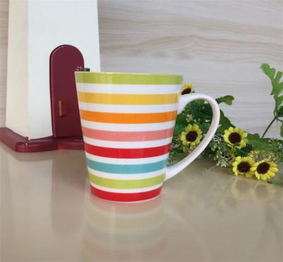 Cina Variopinto a forma di V su misura infiammante della tazza delle terraglie dell'arcobaleno di logo 11oz in vendita