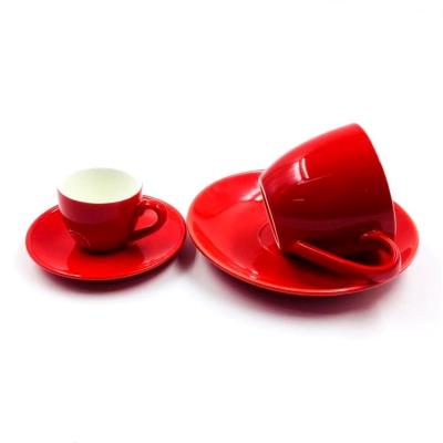 Cina 275ml luminoso 10oz ha personalizzato il rosso alla moda della tazza e del piattino di caffè in vendita