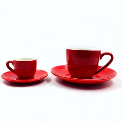 Cina 275ml luminoso 10oz ha personalizzato il rosso alla moda della tazza e del piattino di caffè in vendita