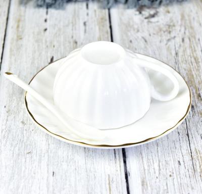 Cina Tazza di tè di Cina di osso e piattino ceramici bianchi FDA con l'orlo dell'oro in vendita