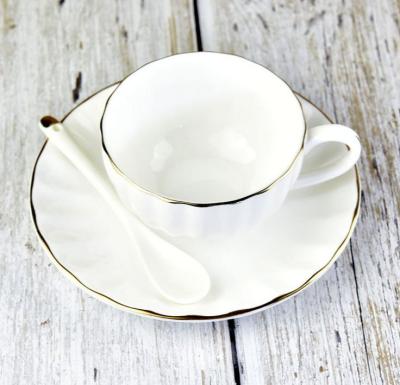 Cina Tazza di tè di Cina di osso e piattino ceramici bianchi FDA con l'orlo dell'oro in vendita