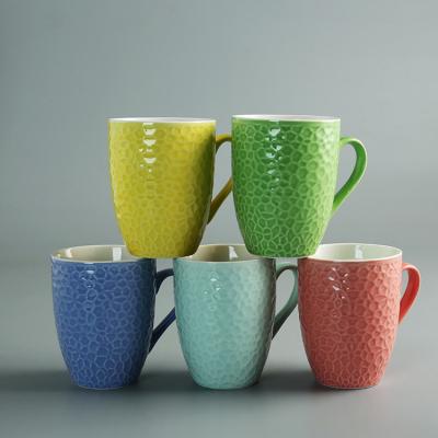 Cina Tazza impressa sollievo ceramico lustrata variopinta del favo delle tazze in vendita