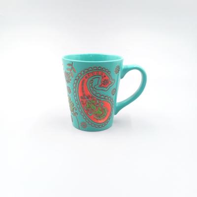 Cina tazze da caffè dipinte a mano lustrate verdi ceramiche del fiore dell'oro di forma di v 14oz in vendita