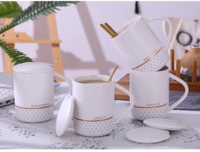 China Caneca de café cerâmica do estilo nórdico com etiqueta da tampa e do ouro da colher à venda