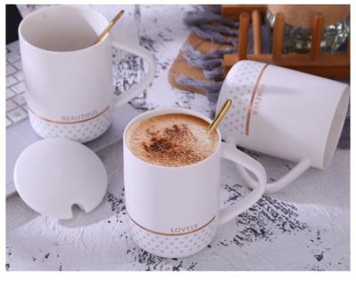 China Caneca de café cerâmica do estilo nórdico com etiqueta da tampa e do ouro da colher à venda