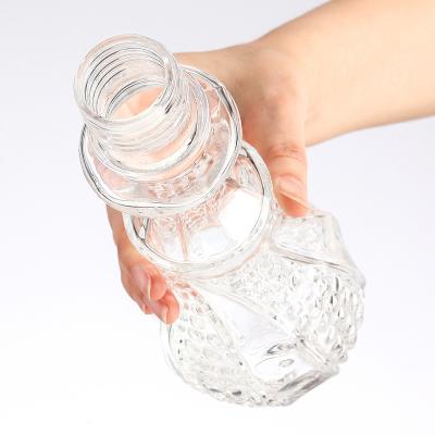 Cina Piccola bottiglia di vino in vetro con tappo del mini decanter di liquori in rilievo 50 ml 100 ml in vendita