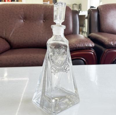 Cina 23 once di cristallo triangolare senza piombo, decanter di whisky, design e lavorazione eccellenti. in vendita