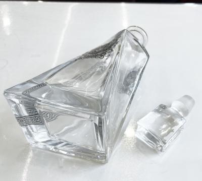 Cina 23 once di cristallo triangolare senza piombo, decanter di whisky, design e lavorazione eccellenti. in vendita