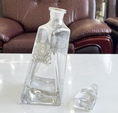 Cina 23 once di cristallo triangolare senza piombo, decanter di whisky, design e lavorazione eccellenti. in vendita