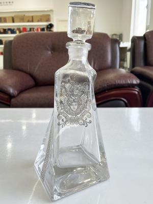 Cina 23 once di cristallo triangolare senza piombo, decanter di whisky, design e lavorazione eccellenti. in vendita