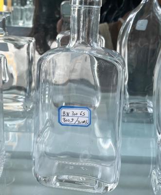 China 500 ml 750 ml 1000 ml Flint Glass Vodka Brandy Botella de alcohol personalizado Botella de vidrio de vodka en venta