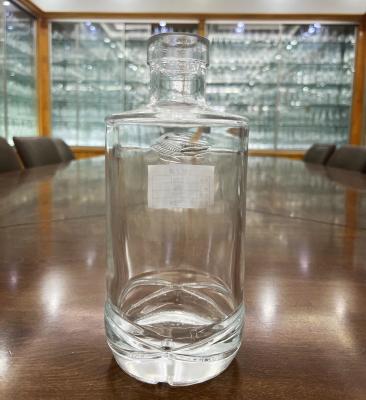 China 750 ml de garrafa de licor de vidro com cortiça Eco-friendly e personalizável à venda
