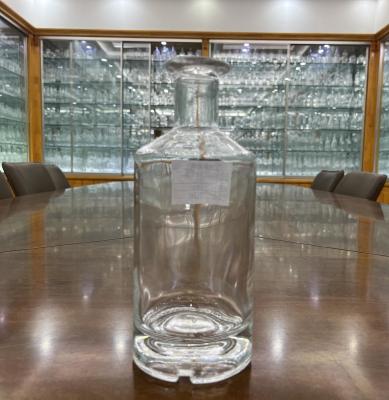 China 750 ml de garrafa de licor de vidro com cortiça Eco-friendly e personalizável à venda