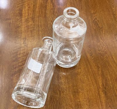 China 750 ml de garrafa de licor de vidro com cortiça Eco-friendly e personalizável à venda