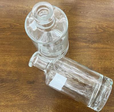 China 750 ml de garrafa de licor de vidro com cortiça Eco-friendly e personalizável à venda