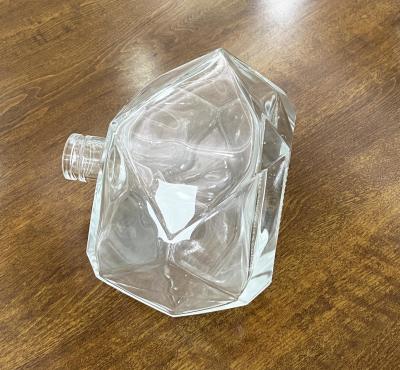 Cina Bottiglia di vetro poligonale di lusso per VODKA Chiara e distintiva in vendita