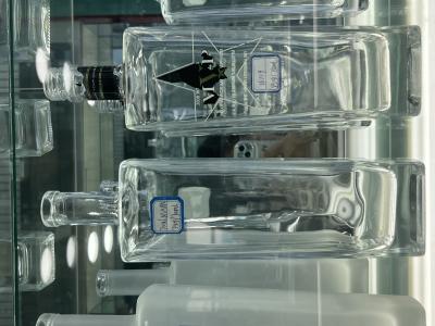 Cina 100 ml 200 ml 375 ml 500 ml 750 ml 1000 ml Bottiglia di vetro trasparente per whisky vodka brandy gin in vendita