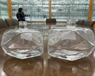 Cina Bottiglia di vetro poligonale di lusso per VODKA Chiara e distintiva in vendita