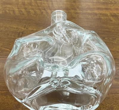 China 500 ml 700 ml 750 ml garrafas de vidro de vodka de pedra com superfície de estampação a quente à venda