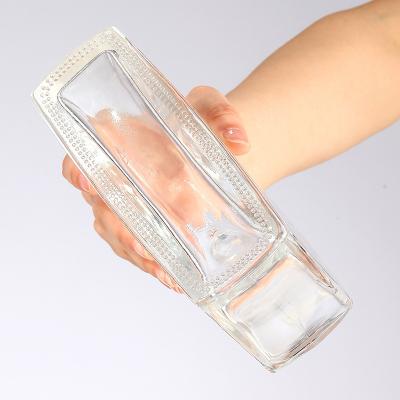 Cina Materiale di base in vetro 750ml 700ml 550ml Bottiglia di vetro di gin Rum Brandy Bottiglia di vetro di liquore con coperchio in vendita