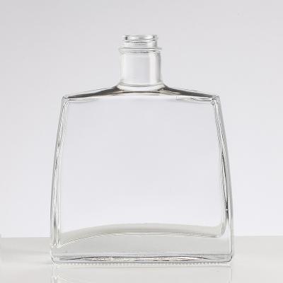 Cina Materiale di base in vetro 750ml 700ml 550ml Bottiglia di vetro di gin Rum Brandy Bottiglia di vetro di liquore con coperchio in vendita