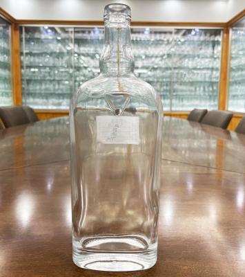 China Fornecer garrafas de 500ml 700ml 750ml Flint Glass Liquor para garrafas de vidro de vodka personalizadas à venda