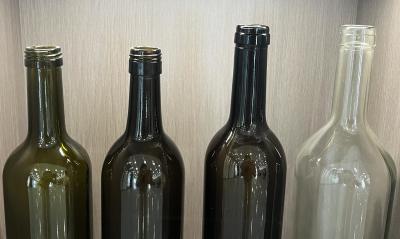 Cina Bevande industriali 750 ml Bottiglie di vino rosso di Bordeaux chiare e rotonde con tappi di sughero in vendita