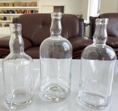 Cina Bottiglia di vetro trasparente da 750 ml per liquori Brandy Gin Rum Tequila e vodka in prodotti in vetro in vendita