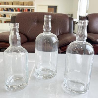 Cina Bottiglia di vetro trasparente da 750 ml per liquori Brandy Gin Rum Tequila e vodka in prodotti in vetro in vendita