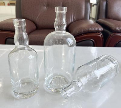 Cina Bottiglia di vetro trasparente da 750 ml per liquori Brandy Gin Rum Tequila e vodka in prodotti in vetro in vendita