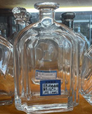 Cina 350 ml 500 ml 700 ml 750 ml bottiglia di vetro per vodka brandy whisky design elegante ed elegante in vendita