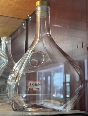 Cina 350 ml 500 ml 700 ml 750 ml bottiglia di vetro per vodka brandy whisky design elegante ed elegante in vendita